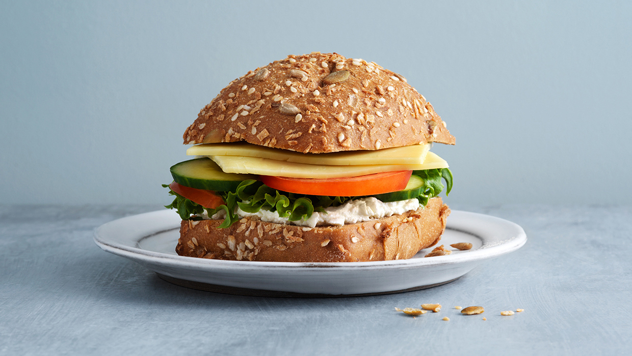 Mörk surdegsfralla, Ost | Waynes Coffee – Ekologisk frukost, lunch och fika