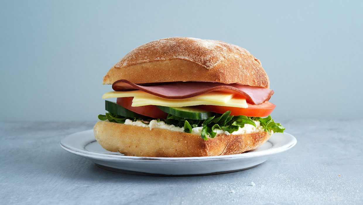 Ljus surdegsfralla, Ost & Skinka | Waynes Coffee – Ekologisk frukost ...