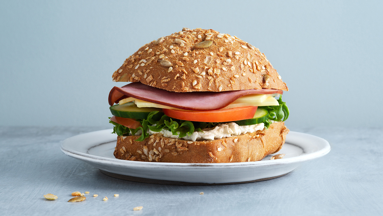 Mörk surdegsfralla, Ost & Skinka | Waynes Coffee – Ekologisk frukost ...