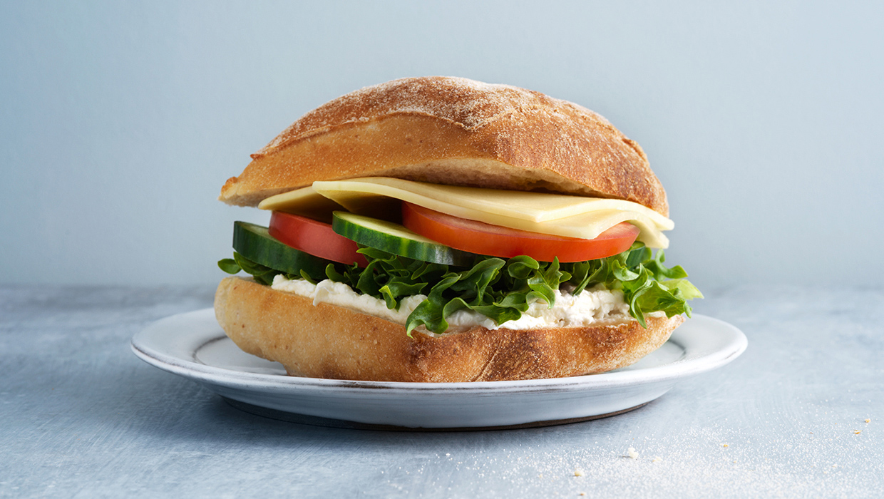 Ljus surdegsfralla, Ost | Waynes Coffee – Ekologisk frukost, lunch och fika